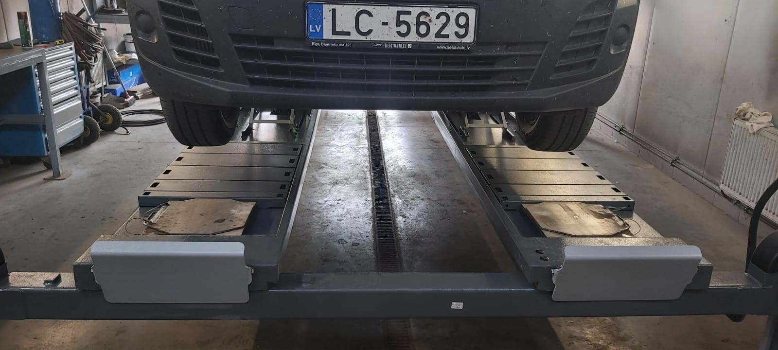 Divupe-2 SIA Bauskā uzstādīts 4-statņu pacēlājs un BEISSBARTH Q.LIGN ...